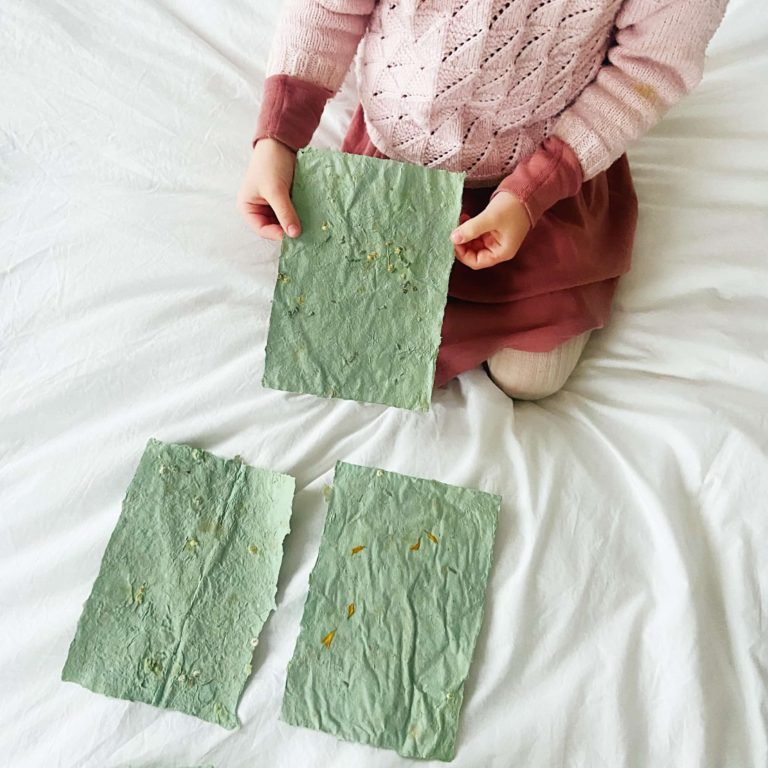 Zelf papier maken van oud papier met kinderen