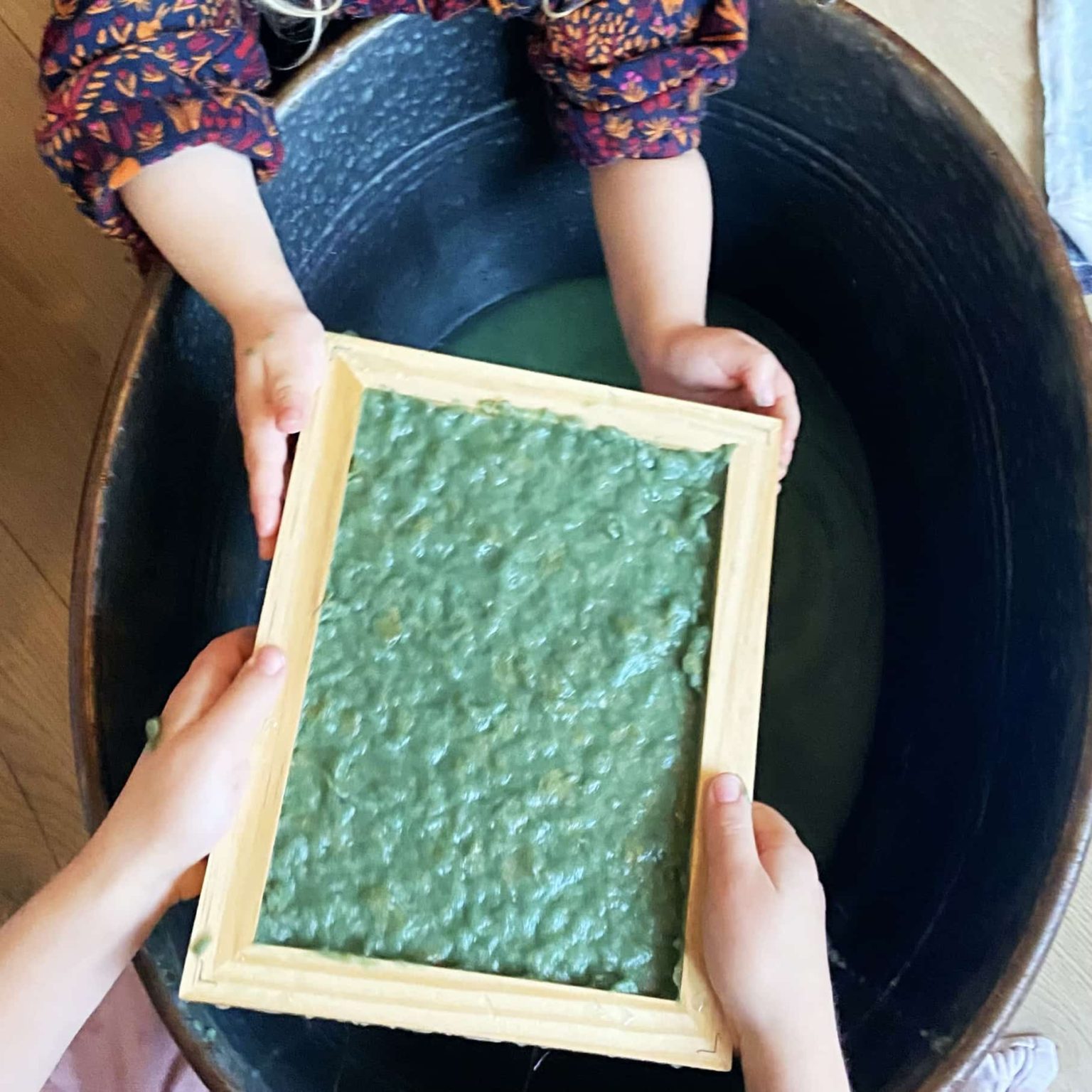 Zelf papier maken van oud papier met kinderen