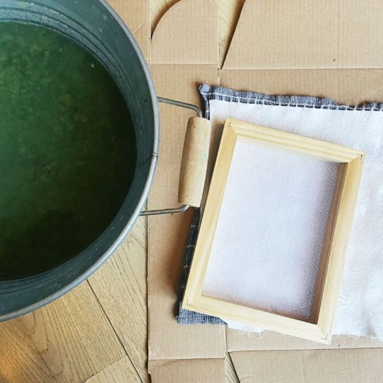 Zelf papier maken van oud papier met kinderen