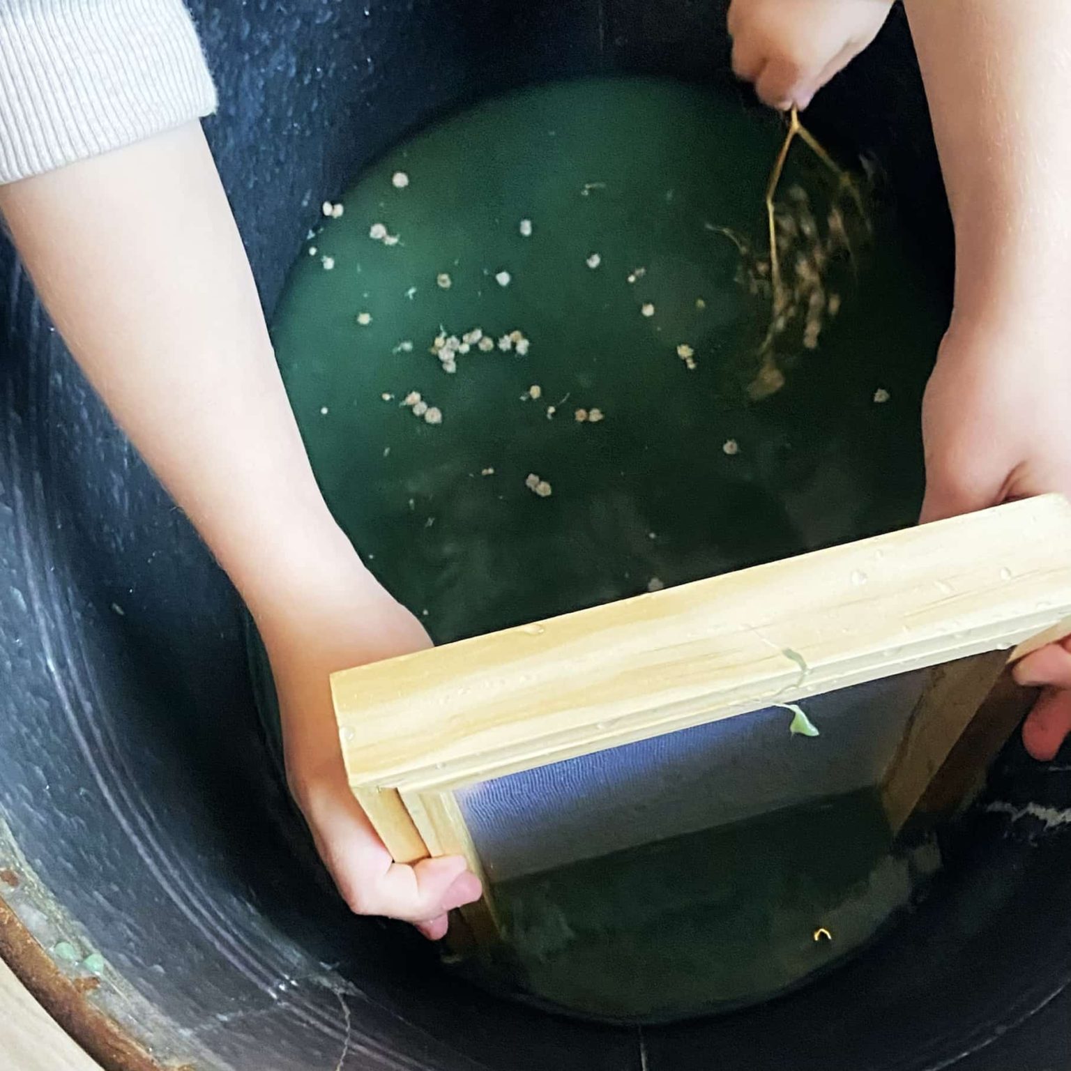 Zelf papier maken van oud papier met kinderen