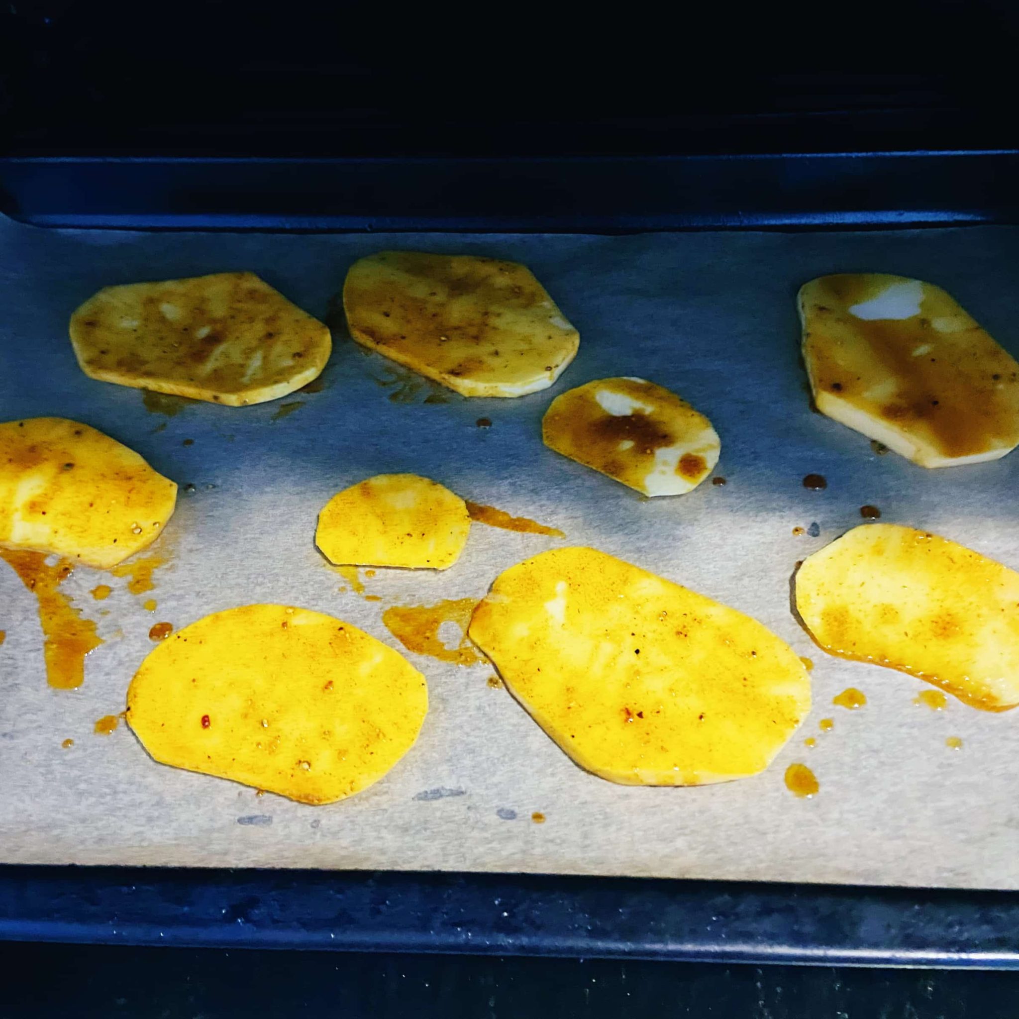 paarse knolraap met kruiden uit de oven: biologisch en vegan gerecht