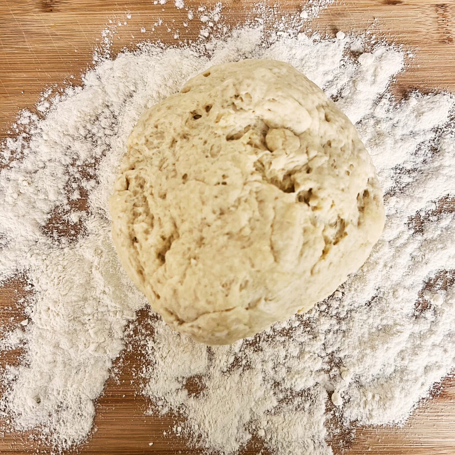 Vegan pastechi met verse spinazie en plantaardige vleesvervanger